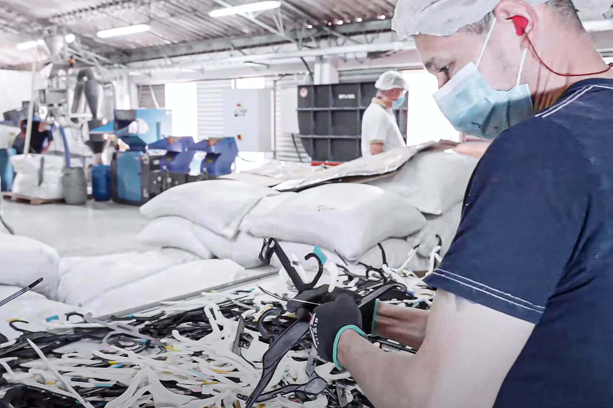 In-house recycling plastic clothes hanger scrap | Plasticos Ojara X WEIMA