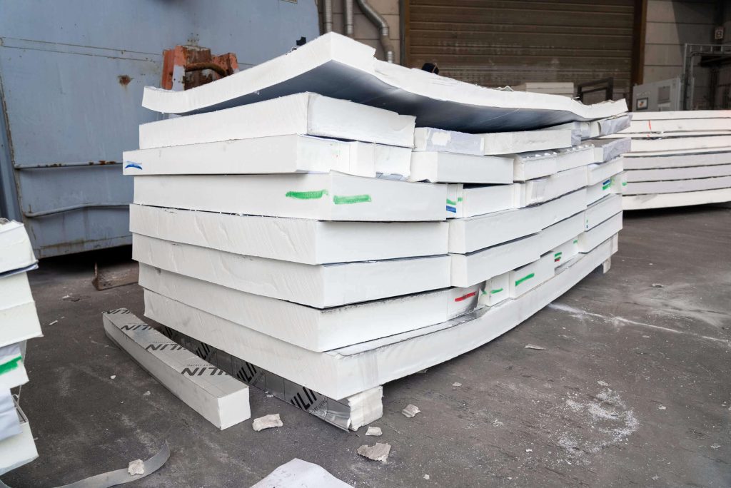 XXL Tilting Table for Insulation Boards Shredding at UNILIN
