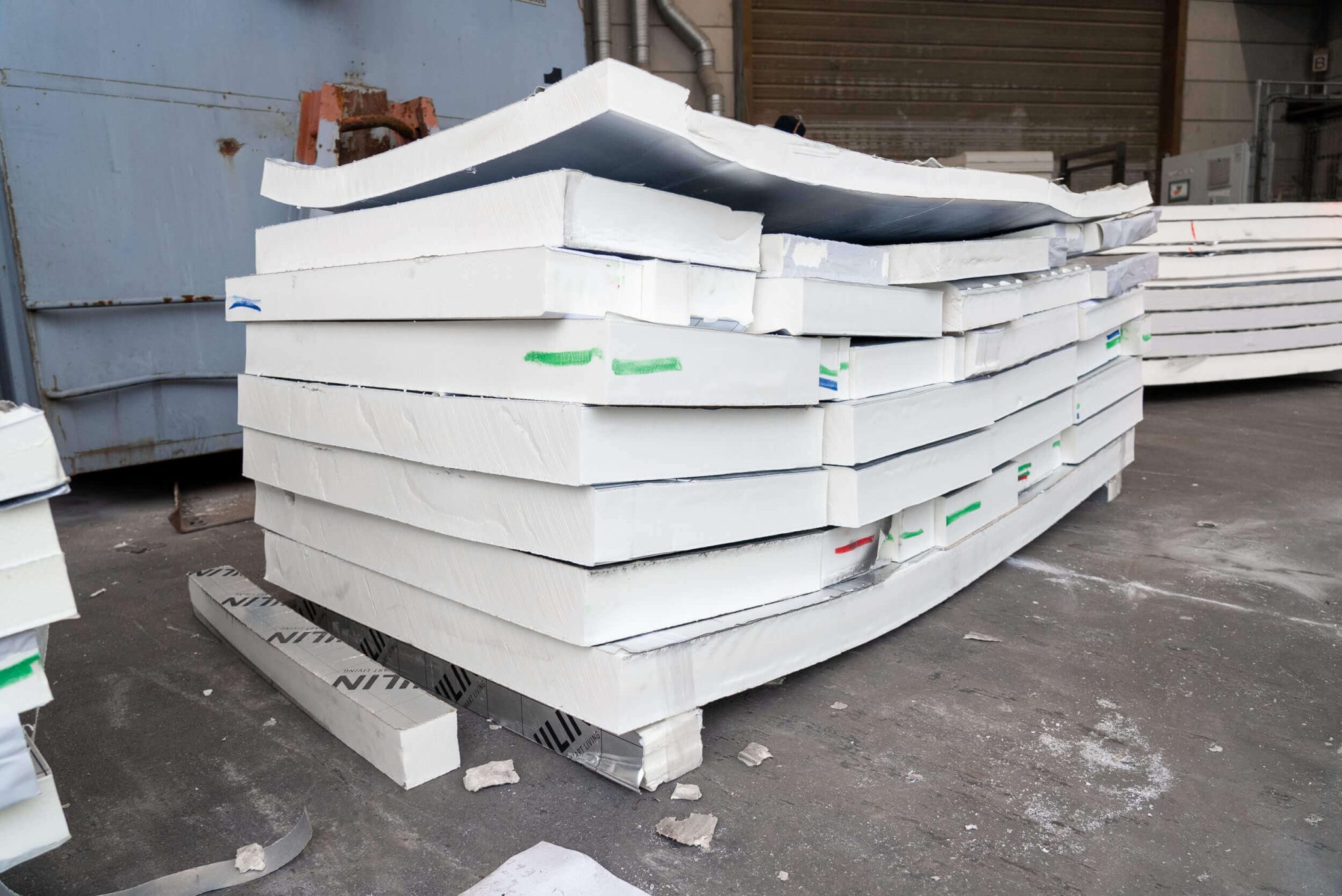 XXL Tilting Table for Insulation Boards Shredding at UNILIN
